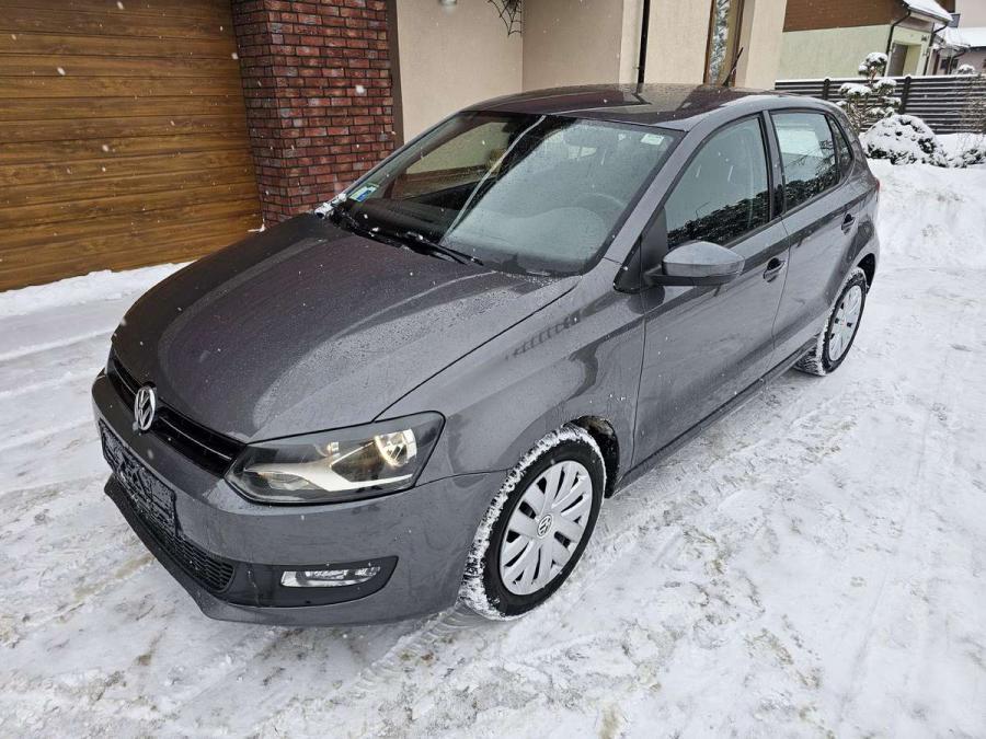 Grey Volkswagen Polo 2013 in Sirvintos, with an engine capacity of 1.60 L and mileage of 286 thousand km for 4300 €, photo 1 on AUTOMOTO.COM.LV