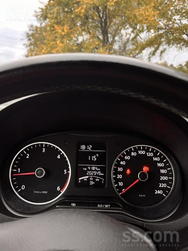 Grey Volkswagen Polo 2013 in Riga, with an engine capacity of 1.60 L and mileage of 203 thousand km for 4200 €, photo 6 on AUTOMOTO.COM.LV