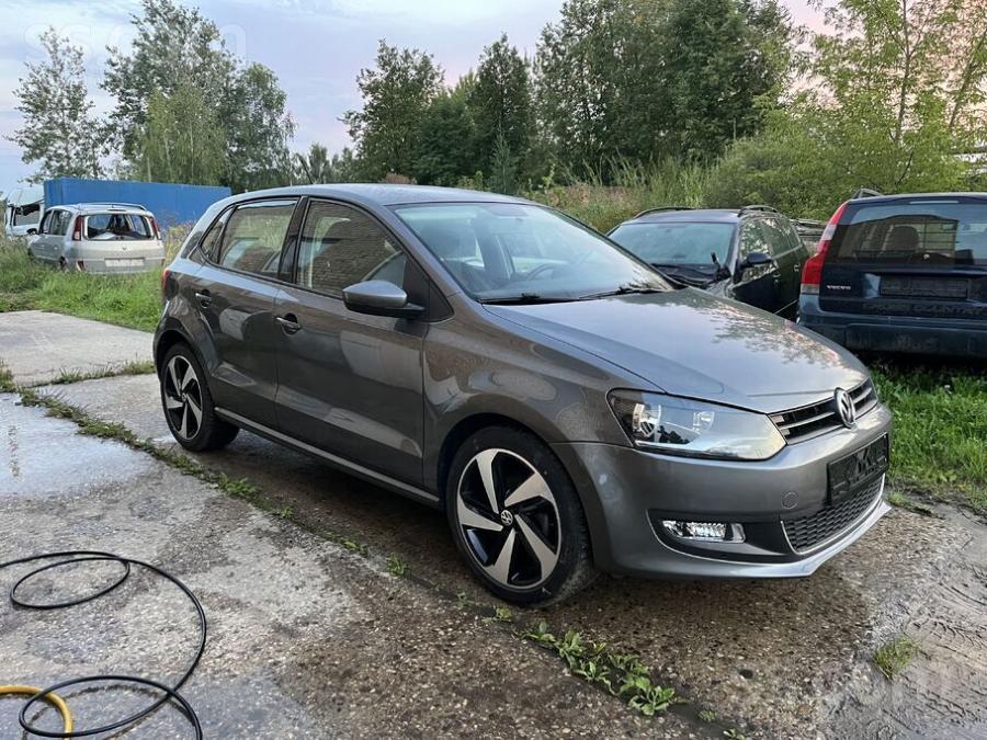 Pelēks Volkswagen Polo 2013 Jelgava, ar dzinēja tilpumu 1.20 L un nobraukumu 118 tūkst. km par 5400 €, foto 1 vietnē AUTOMOTO.COM.LV