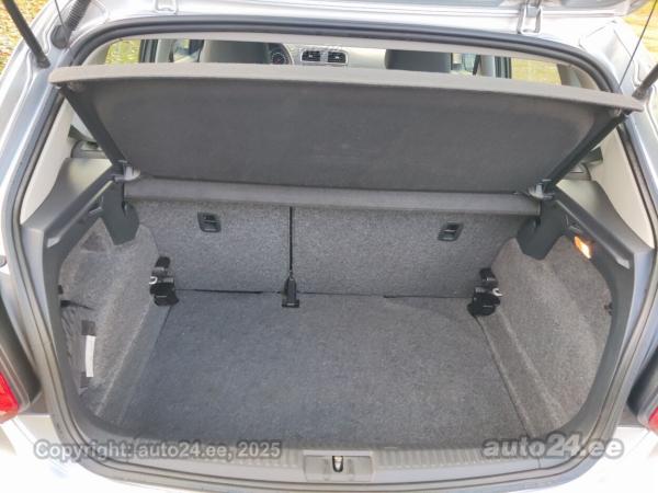Grey Volkswagen Polo 2014 in Viljandi, with an engine capacity of 1.40 L and mileage of 247 thousand km for 5990 €, photo 11 on AUTOMOTO.COM.LV