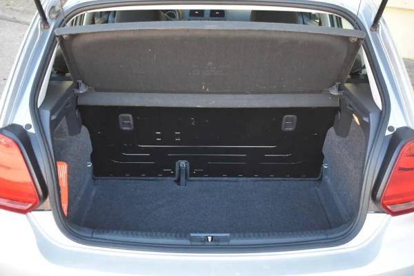 Grey Volkswagen Polo 2015 in Talsi, with an engine capacity of 1.40 L and mileage of 197 thousand km for 4500 €, photo 9 on AUTOMOTO.COM.LV
