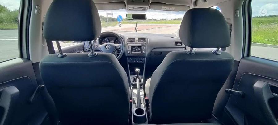 Pelēks Volkswagen Polo 2015 Panevēža, ar dzinēja tilpumu 1.42 L un nobraukumu 128 tūkst. km par 5400 €, foto 3 vietnē AUTOMOTO.COM.LV