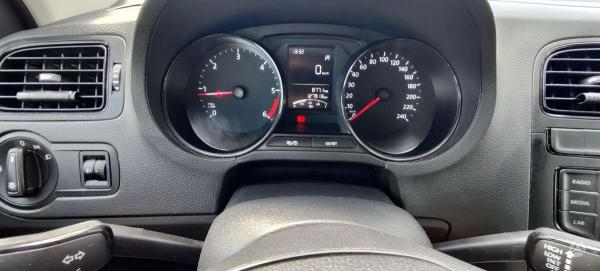 Pelēks Volkswagen Polo 2015 Panevēža, ar dzinēja tilpumu 1.42 L un nobraukumu 128 tūkst. km par 5400 €, foto 3 vietnē AUTOMOTO.COM.LV