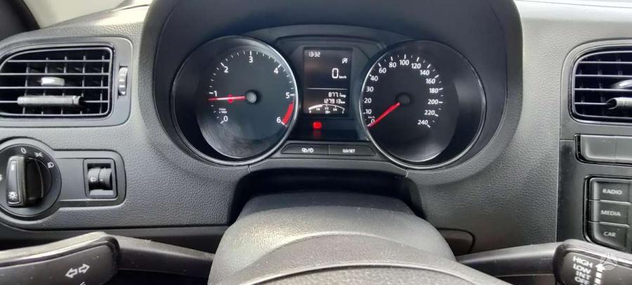 Pelēks Volkswagen Polo 2015 Panevēža, ar dzinēja tilpumu 1.42 L un nobraukumu 128 tūkst. km par 5400 €, foto 4 vietnē AUTOMOTO.COM.LV