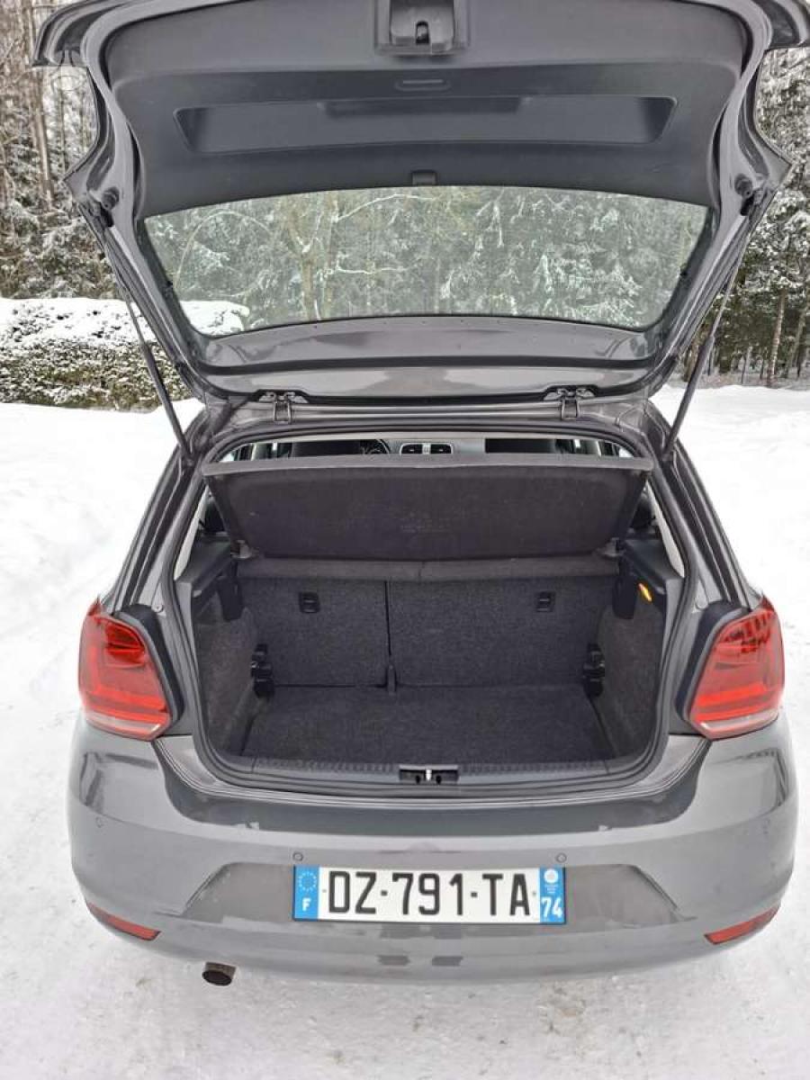 Grey Volkswagen Polo 2016 in Pasvalys, with an engine capacity of 1.20 L and mileage of 118 thousand km for 6700 €, photo 12 on AUTOMOTO.COM.LV