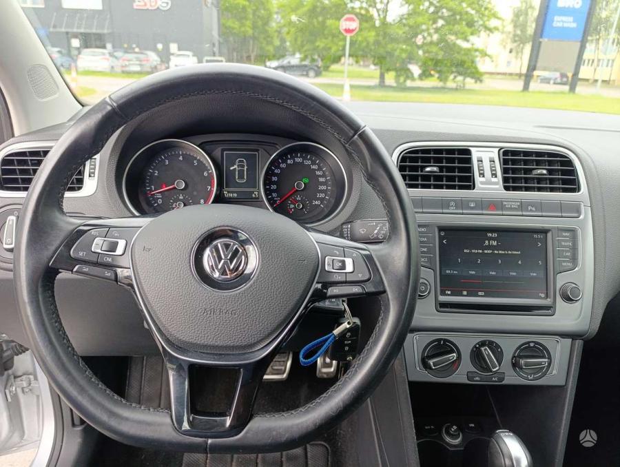 Grey Volkswagen Polo 2016 in Panevezys, with an engine capacity of 1.20 L and mileage of 127 thousand km for 6300 €, photo 16 on AUTOMOTO.COM.LV