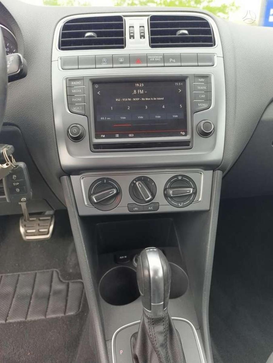 Grey Volkswagen Polo 2016 in Panevezys, with an engine capacity of 1.20 L and mileage of 127 thousand km for 6300 €, photo 18 on AUTOMOTO.COM.LV
