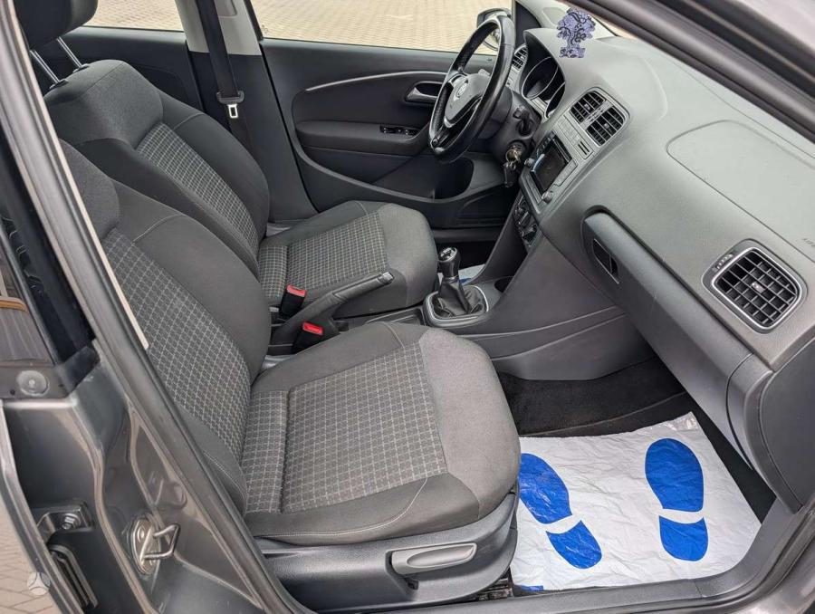 Pelēks Volkswagen Polo 2016 Tauragė, ar dzinēja tilpumu 1.20 L un nobraukumu 186 tūkst. km par 5800 €, foto 13 vietnē AUTOMOTO.COM.LV