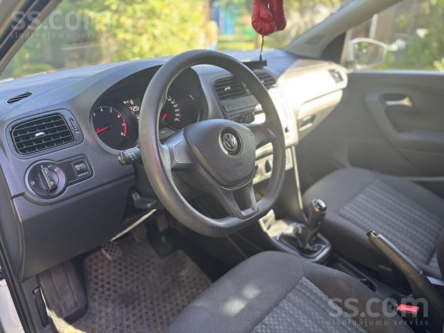 Pelēks Volkswagen Polo 2016 Rīga, ar dzinēja tilpumu 1.00 L un nobraukumu 120 tūkst. km par 5500 €, foto 5 vietnē AUTOMOTO.COM.LV