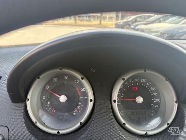 Volkswagen Polo 2000 Viļņa, ar dzinēja tilpumu 1.40 L un nobraukumu 225 tūkst. km par 330 €, foto 6 vietnē AUTOMOTO.COM.LV