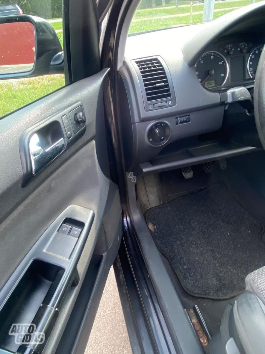 Volkswagen Polo 2002 in Kaunas, with an engine capacity of 1.40 L and mileage of 347 thousand km for 500 €, photo 6 on AUTOMOTO.COM.LV
