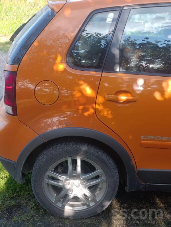 Orange Volkswagen Polo 2006 in Daugavpils, with an engine capacity of 1.90 L and mileage of 379 thousand km for 1700 €, photo 4 on AUTOMOTO.COM.LV