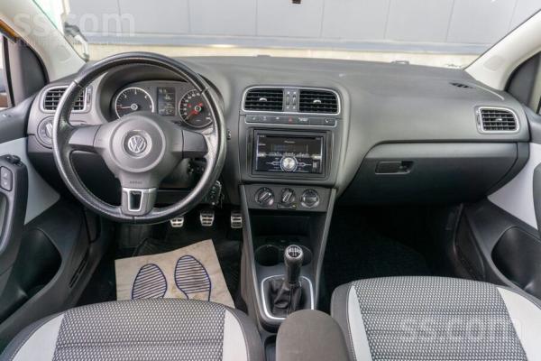 Orange Volkswagen Polo 2011 in Riga, with an engine capacity of 1.20 L and mileage of 359 thousand km for 3990 €, photo 11 on AUTOMOTO.COM.LV