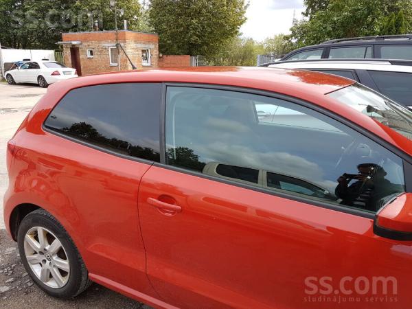 Orange Volkswagen Polo 2011 in Riga, with an engine capacity of 1.40 L and mileage of 189 thousand km for 2950 €, photo 2 on AUTOMOTO.COM.LV