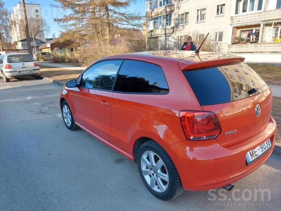 Orange Volkswagen Polo 2011 in Riga, with an engine capacity of 1.40 L and mileage of 189 thousand km for 2950 €, photo 8 on AUTOMOTO.COM.LV