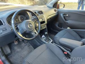 Orange Volkswagen Polo 2011 in Riga, with an engine capacity of 1.40 L and mileage of 189 thousand km for 2950 €, photo 11 on AUTOMOTO.COM.LV