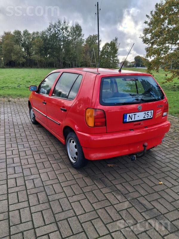 Volkswagen Polo 1998 in Liepaja on AUTOMOTO.COM.LV Red Volkswagen Polo 1998 in Liepaja, with an engine capacity of 1.60 L and mileage of 161 thousand km for 1000 €, photo 5 on AUTOMOTO.COM.LV