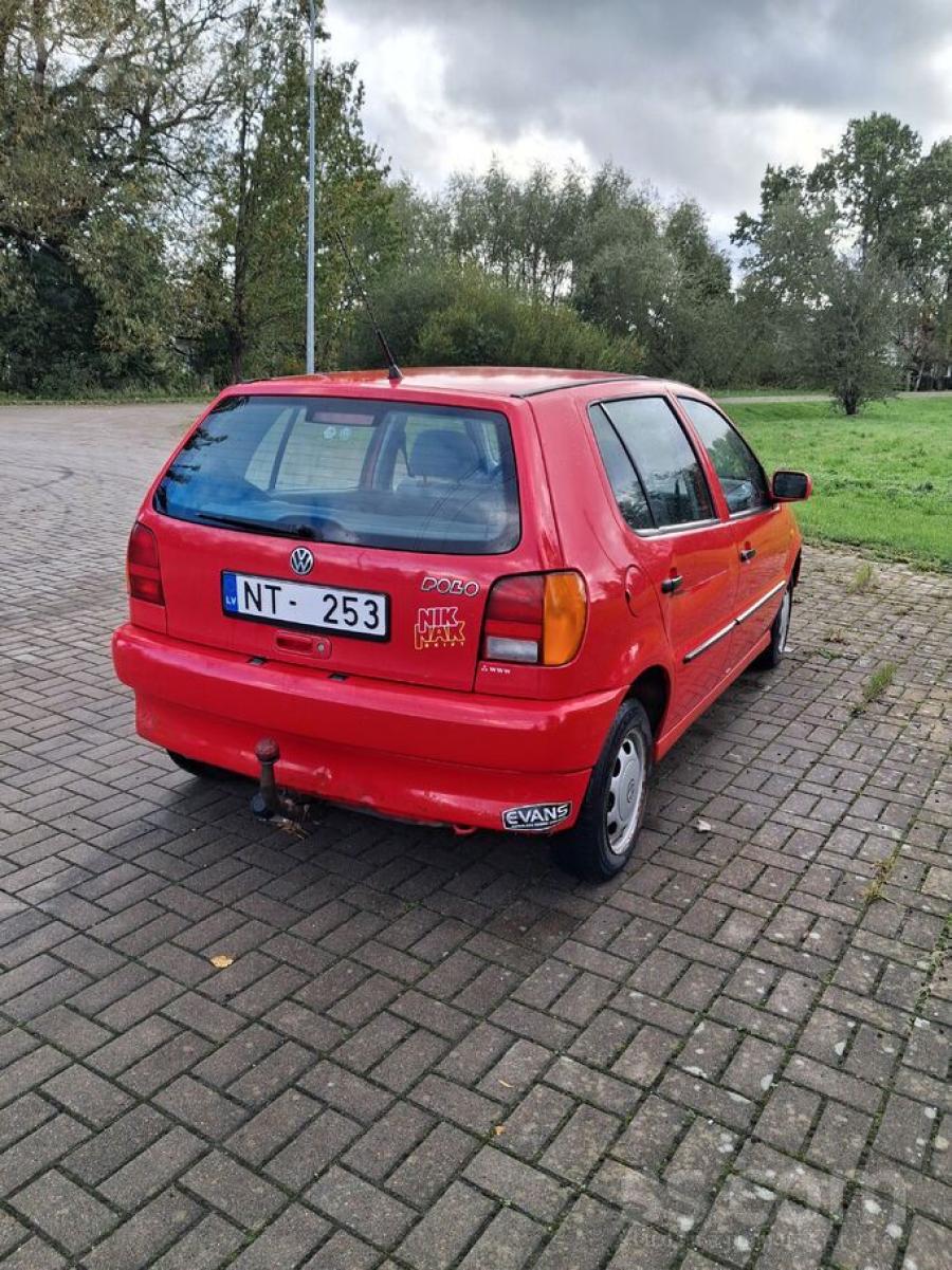 Red Volkswagen Polo 1998 in Liepaja, with an engine capacity of 1.60 L and mileage of 161 thousand km for 1000 €, photo 6 on AUTOMOTO.COM.LV