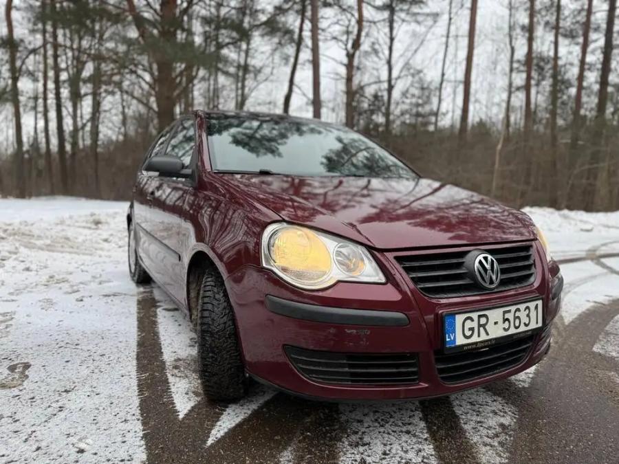 Red Volkswagen Polo 2007 in Riga, with an engine capacity of 1.40 L and mileage of 268 thousand km for 1700 €, photo 1 on AUTOMOTO.COM.LV