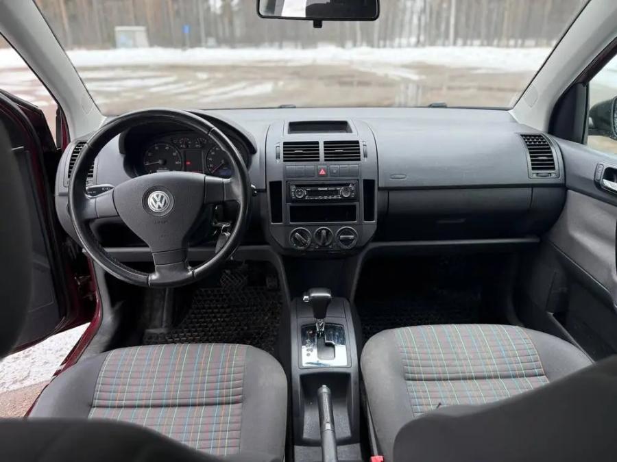 Red Volkswagen Polo 2007 in Riga, with an engine capacity of 1.40 L and mileage of 268 thousand km for 1700 €, photo 9 on AUTOMOTO.COM.LV