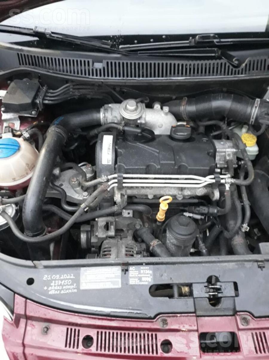 Red Volkswagen Polo 2007 in Riga, with an engine capacity of 1.40 L and mileage of 258 thousand km for 2000 €, photo 6 on AUTOMOTO.COM.LV