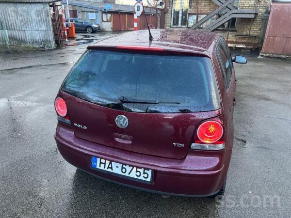 Red Volkswagen Polo 2008 in Riga, with an engine capacity of 1.40 L and mileage of 315 thousand km for 400 €, photo 2 on AUTOMOTO.COM.LV