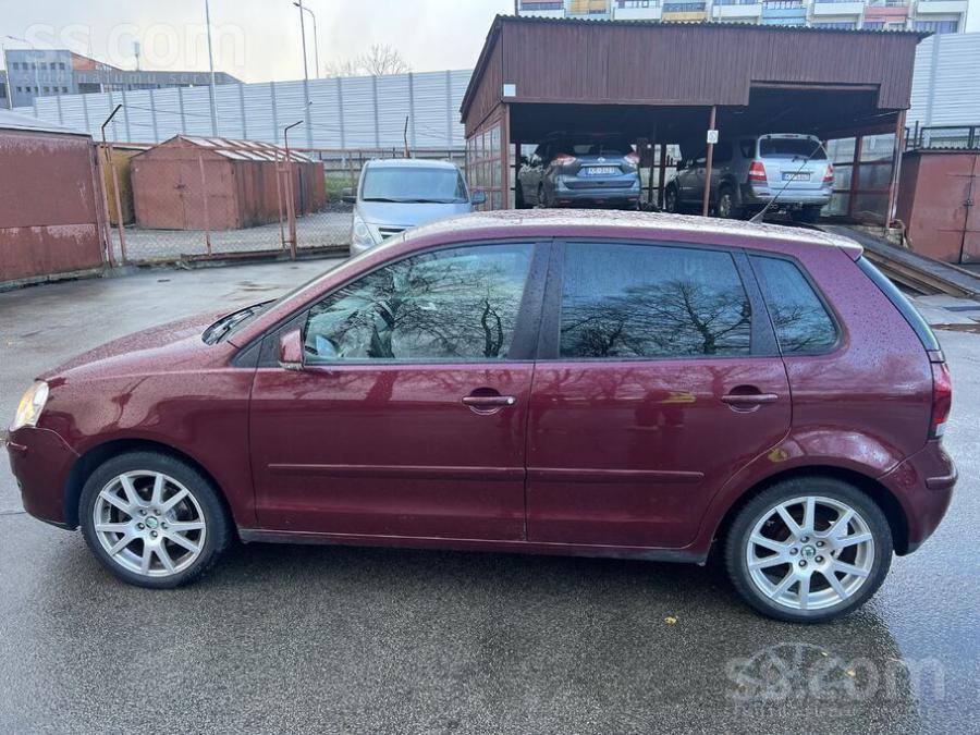 Red Volkswagen Polo 2008 in Riga, with an engine capacity of 1.40 L and mileage of 315 thousand km for 400 €, photo 4 on AUTOMOTO.COM.LV