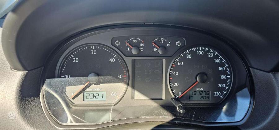 Red Volkswagen Polo 2008 in Gargzdai, with an engine capacity of 1.42 L and mileage of 191 thousand km for 1500 €, photo 17 on AUTOMOTO.COM.LV