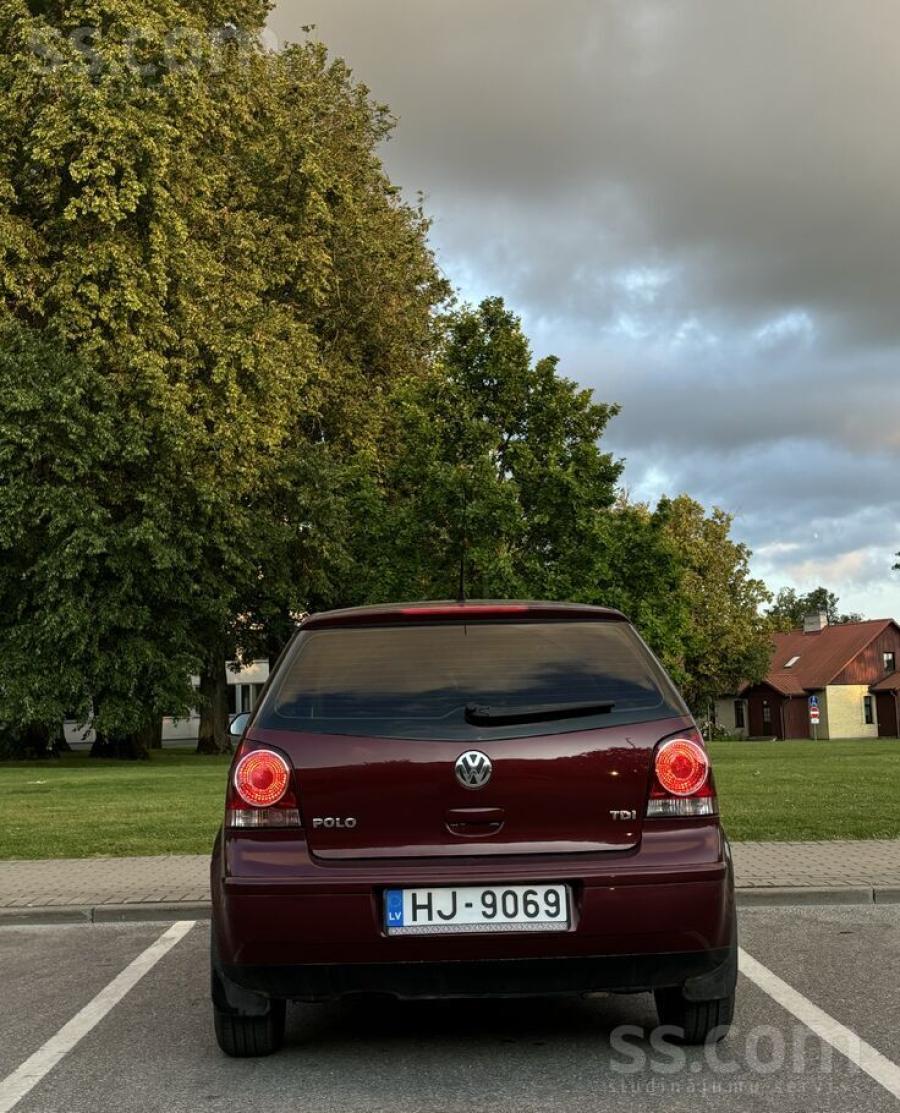 Red Volkswagen Polo 2009 in Talsi, with an engine capacity of 1.40 L and mileage of 198 thousand km for 2350 €, photo 3 on AUTOMOTO.COM.LV