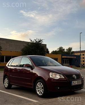Red Volkswagen Polo 2009 in Talsi, with an engine capacity of 1.40 L and mileage of 198 thousand km for 2350 €, photo 4 on AUTOMOTO.COM.LV