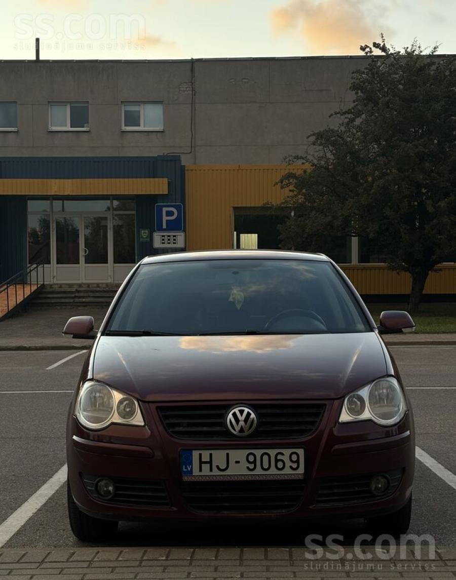 Red Volkswagen Polo 2009 in Talsi, with an engine capacity of 1.40 L and mileage of 198 thousand km for 2350 €, photo 5 on AUTOMOTO.COM.LV