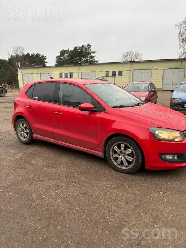 Red Volkswagen Polo 2010 in Riga, with an engine capacity of 1.20 L and mileage of 409 thousand km for 3200 €, photo 3 on AUTOMOTO.COM.LV