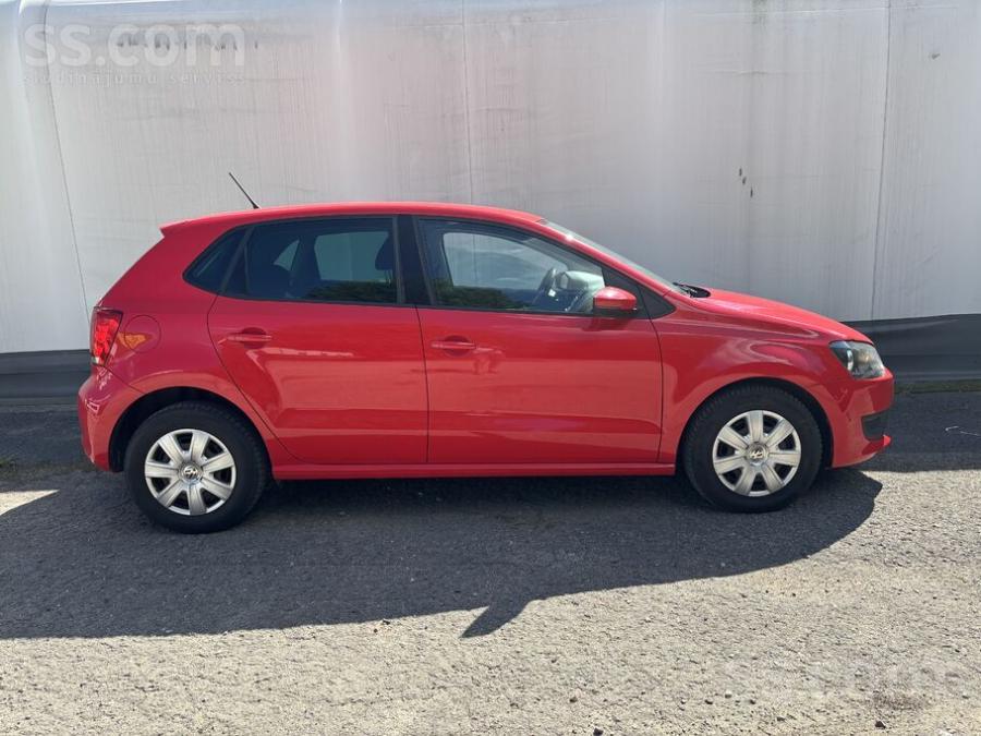 Red Volkswagen Polo 2010 in Ogre, with an engine capacity of 1.40 L and mileage of 232 thousand km for 3990 €, photo 2 on AUTOMOTO.COM.LV