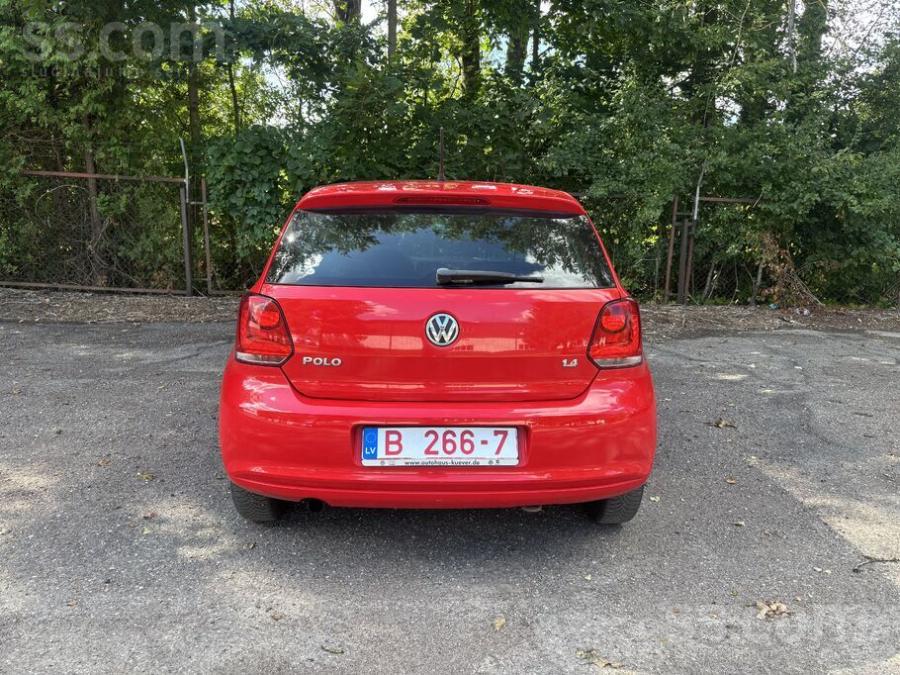 Red Volkswagen Polo 2010 in Ogre, with an engine capacity of 1.40 L and mileage of 232 thousand km for 3990 €, photo 8 on AUTOMOTO.COM.LV
