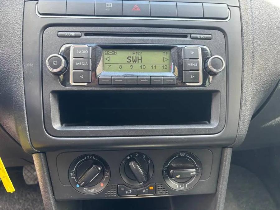 Sarkans Volkswagen Polo 2010 Ogre, ar dzinēja tilpumu 1.40 L un nobraukumu 232 tūkst. km par 3990 €, foto 14 vietnē AUTOMOTO.COM.LV