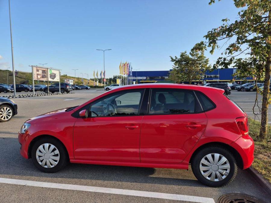 Red Volkswagen Polo 2010 in Vilnius, with an engine capacity of 1.20 L and mileage of 122 thousand km for 3900 €, photo 3 on AUTOMOTO.COM.LV
