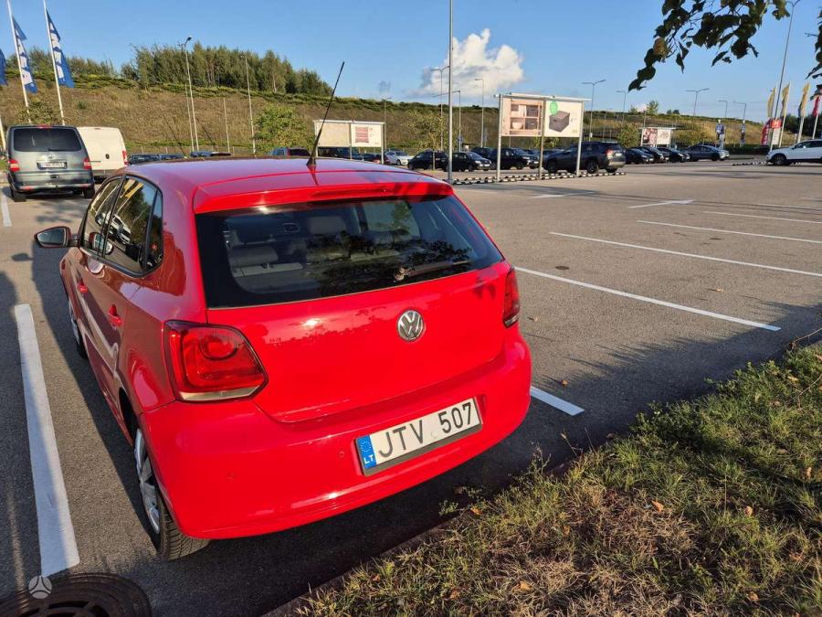 Red Volkswagen Polo 2010 in Vilnius, with an engine capacity of 1.20 L and mileage of 122 thousand km for 3900 €, photo 5 on AUTOMOTO.COM.LV