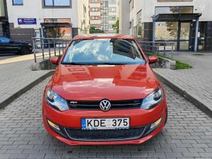 Sarkans Volkswagen Polo 2010 Viļņa, ar dzinēja tilpumu 1.60 L un nobraukumu 300 tūkst. km par 3350 €, foto  vietnē AUTOMOTO.COM.LV