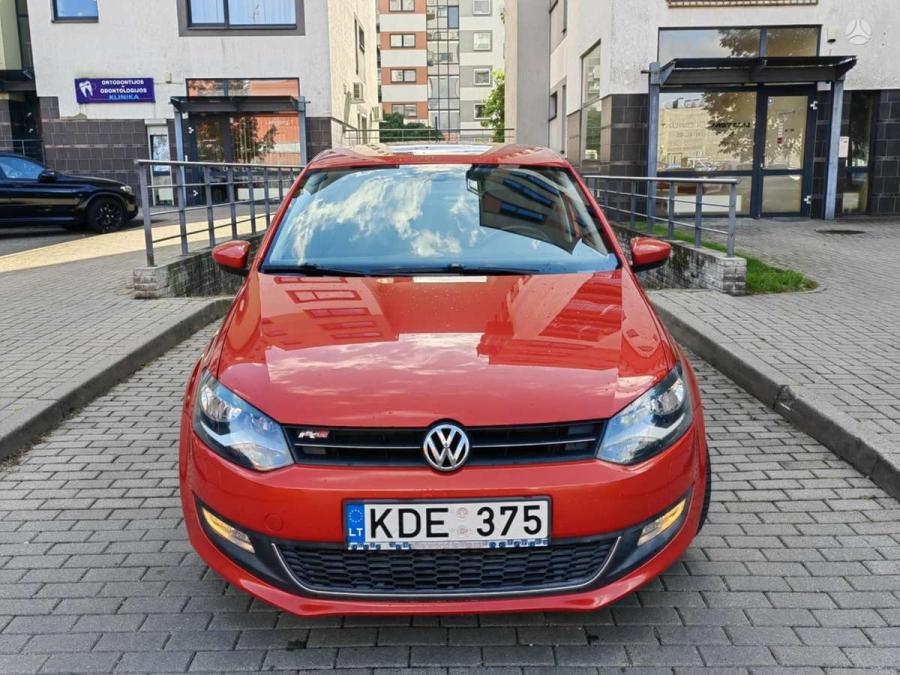 Sarkans Volkswagen Polo 2010 Viļņa, ar dzinēja tilpumu 1.60 L un nobraukumu 300 tūkst. km par 3350 €, foto 1 vietnē AUTOMOTO.COM.LV