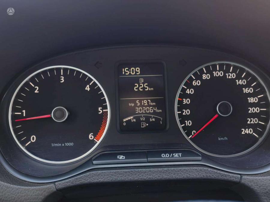 Sarkans Volkswagen Polo 2010 Viļņa, ar dzinēja tilpumu 1.60 L un nobraukumu 300 tūkst. km par 3350 €, foto 16 vietnē AUTOMOTO.COM.LV