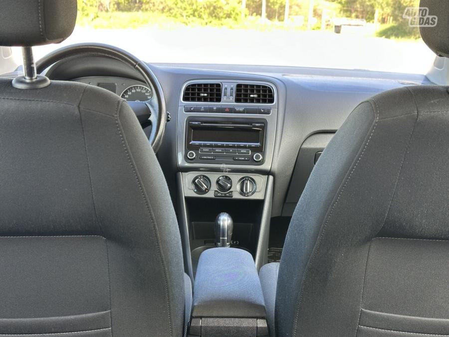 Red Volkswagen Polo 2011 in Plunge, with an engine capacity of 1.20 L and mileage of 198 thousand km for 5850 €, photo 12 on AUTOMOTO.COM.LV