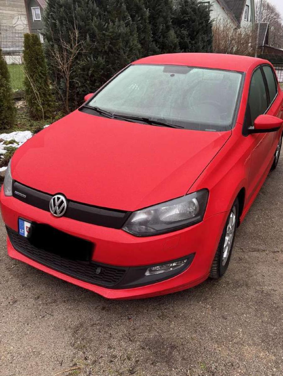 Red Volkswagen Polo 2012 in Vilnius, with an engine capacity of 1.20 L and mileage of 330 thousand km for 4800 €, photo 1 on AUTOMOTO.COM.LV