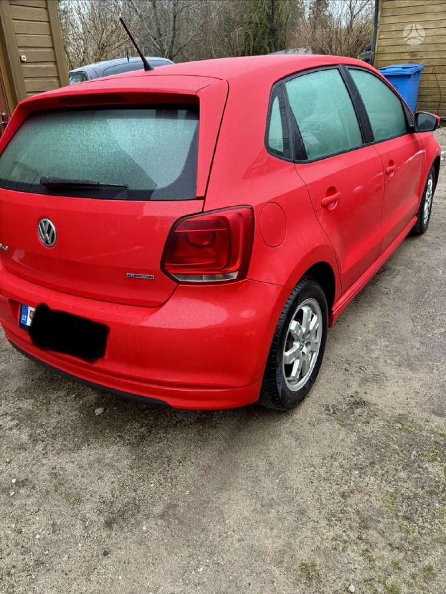 Red Volkswagen Polo 2012 in Vilnius, with an engine capacity of 1.20 L and mileage of 330 thousand km for 4800 €, photo 2 on AUTOMOTO.COM.LV