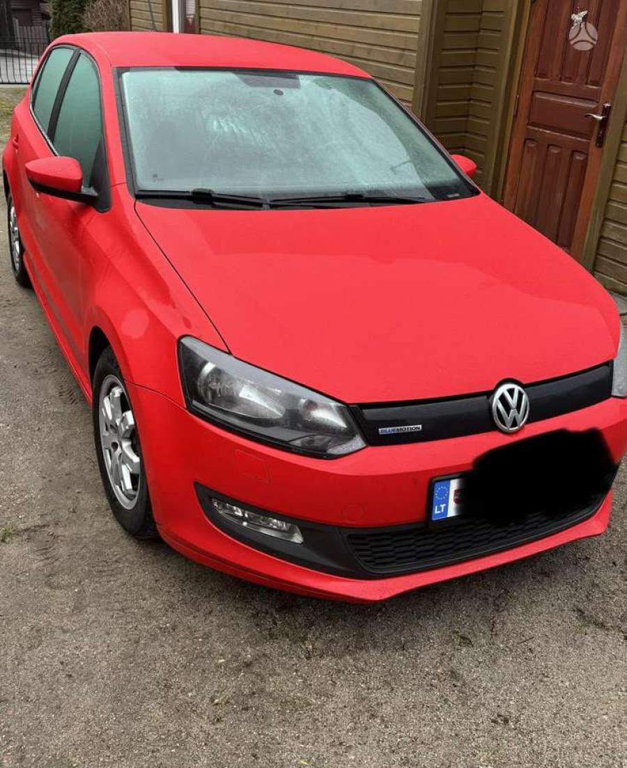 Red Volkswagen Polo 2012 in Vilnius, with an engine capacity of 1.20 L and mileage of 330 thousand km for 4800 €, photo 3 on AUTOMOTO.COM.LV