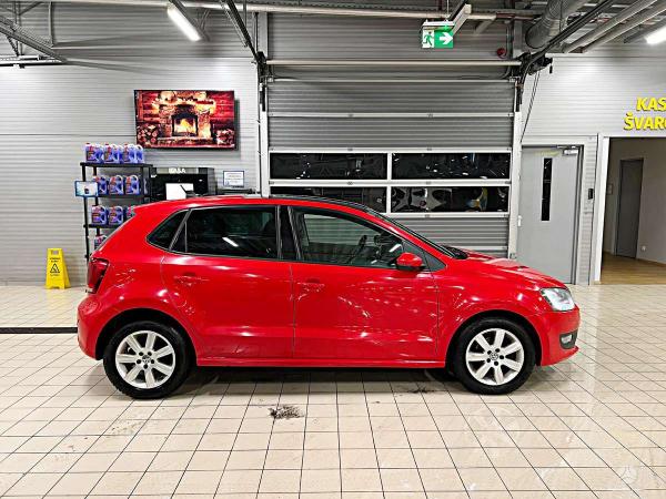 Red Volkswagen Polo 2012 in Vilnius, with an engine capacity of 1.60 L and mileage of 299 thousand km for 5499 €, photo 2 on AUTOMOTO.COM.LV