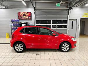 Red Volkswagen Polo 2012 in Vilnius, with an engine capacity of 1.60 L and mileage of 299 thousand km for 5499 €, photo 2 on AUTOMOTO.COM.LV