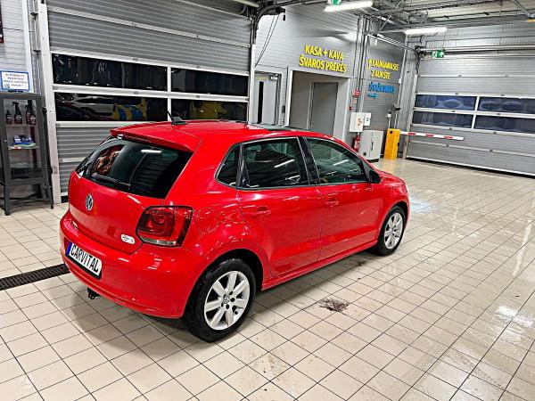 Red Volkswagen Polo 2012 in Vilnius, with an engine capacity of 1.60 L and mileage of 299 thousand km for 5499 €, photo 3 on AUTOMOTO.COM.LV