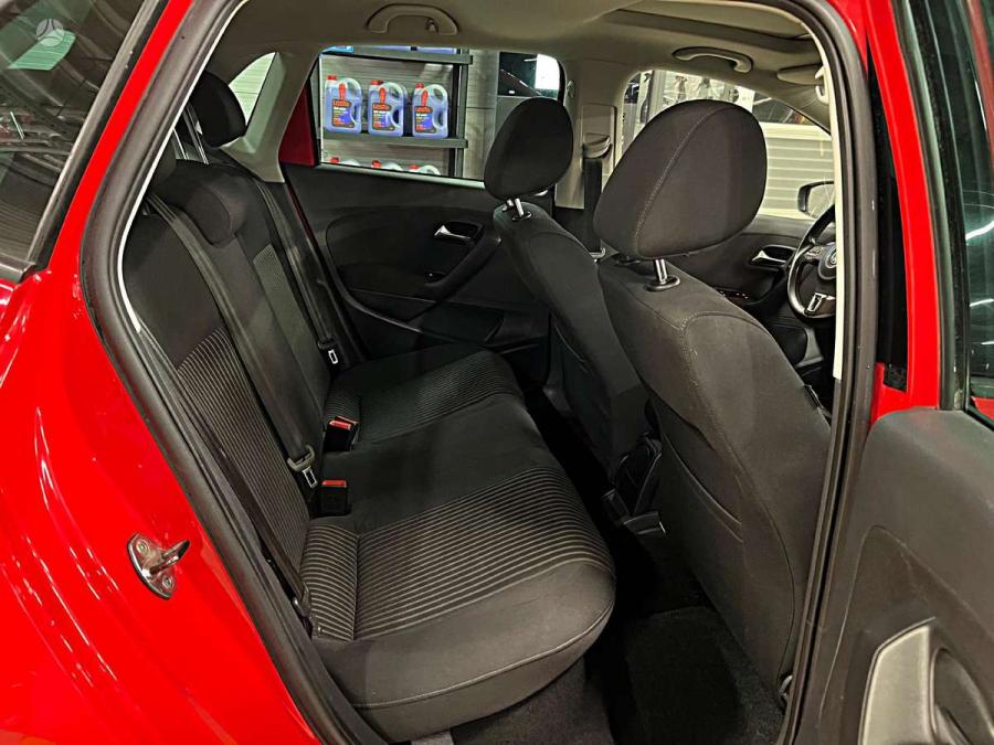 Red Volkswagen Polo 2012 in Vilnius, with an engine capacity of 1.60 L and mileage of 299 thousand km for 5499 €, photo 22 on AUTOMOTO.COM.LV