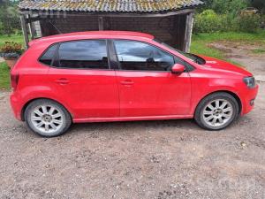 Sarkans Volkswagen Polo 2013 Kuldīga, ar dzinēja tilpumu 1.20 L un nobraukumu 264 tūkst. km par 1800 €, foto  vietnē AUTOMOTO.COM.LV