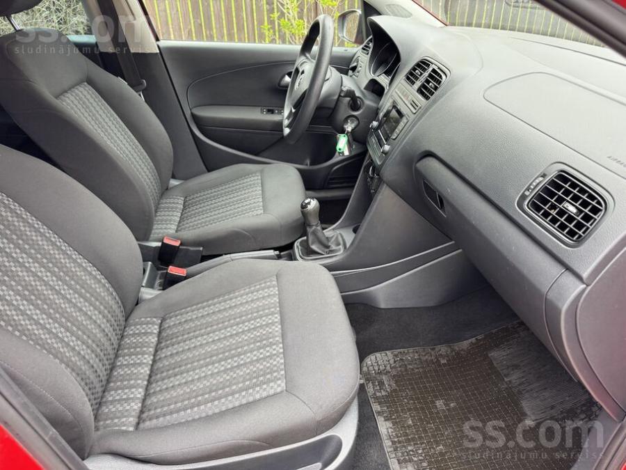 Red Volkswagen Polo 2015 in Ogre, with an engine capacity of 1.40 L and mileage of 225 thousand km for 4950 €, photo 24 on AUTOMOTO.COM.LV